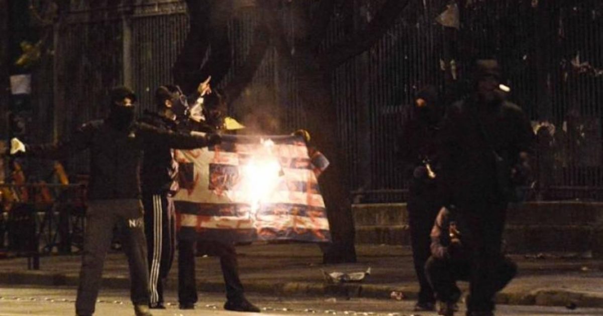 Βλάκα, η σημαία δεν είναι το Κράτος! Είναι η μάνα σου, ο πατέρας σου κι ...