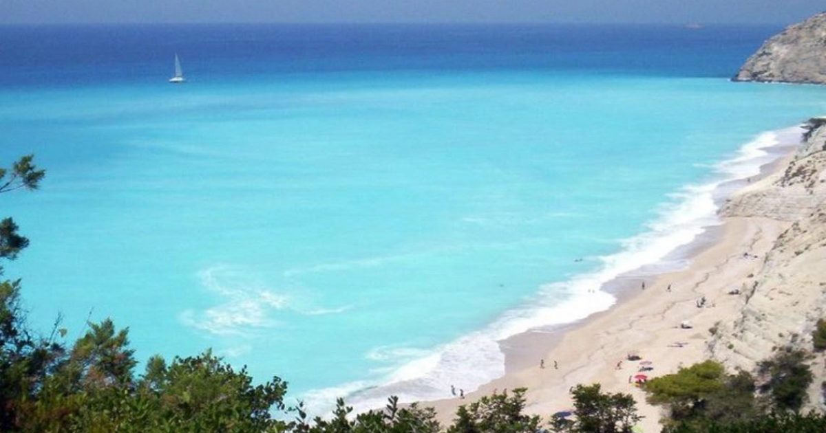 Η «γαλάζια λίμνη» της Ελλάδας που τρέλανε τον πλανήτη: Ποια παραλία της ...