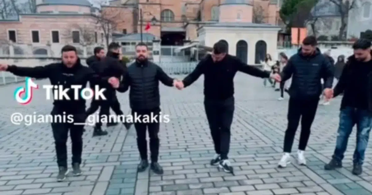 «Να ζήσει η Κρήτη»: Λεβέντες… έστησαν γλέντι μπροστά από την Αγιά Σοφιά ...