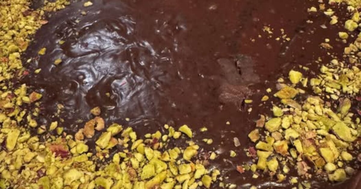 Ενα υπέροχο γλυκάκι σοκολατένιο με 4 υλικά κ γρήγορη εκτέλεση συνταγής ...