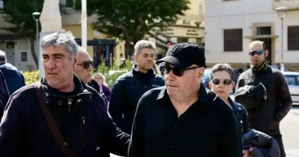 Θρήνος και οδύνη στην κηδεία του Μανώλη Λιδάκη: Τραγικές φιγούρες τα ...