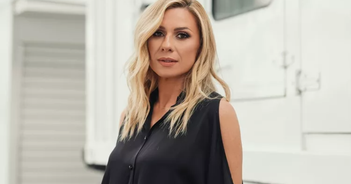 Με φαρδιά μαύρα ρούχα και ξυρισμένα μαλλιά…: Αγνώριστη η κόρη της ...