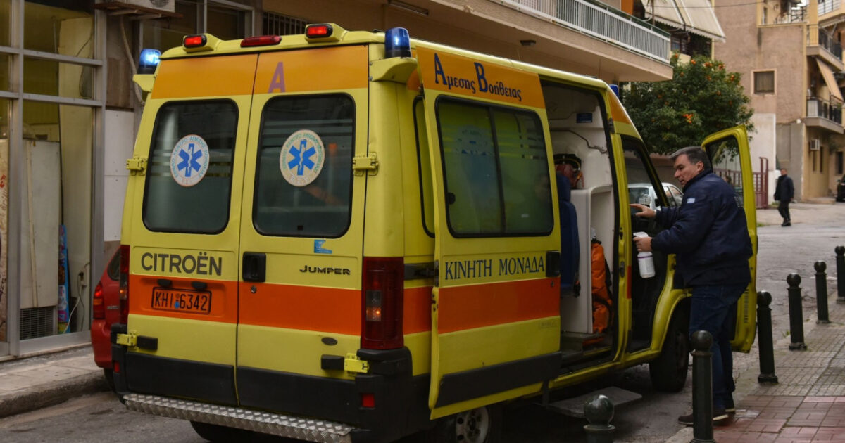 ΣΟΚ ΣΤΗΝ ΘΕΣΣΑΛΟΝΙΚΗ: ΕΠΕΣΕ ΣΤΟ ΚΕΝΟ ΕΝΩ ΚΑΘΑΡΙΖΕ ΤΑ ΠΑΡΑΘΥΡΑ | CityPatras