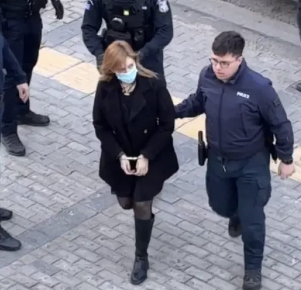 Aγνώριστη, σκιά… του εαυτού της με σκούρο μαλλί και στο λαιμό της να ...
